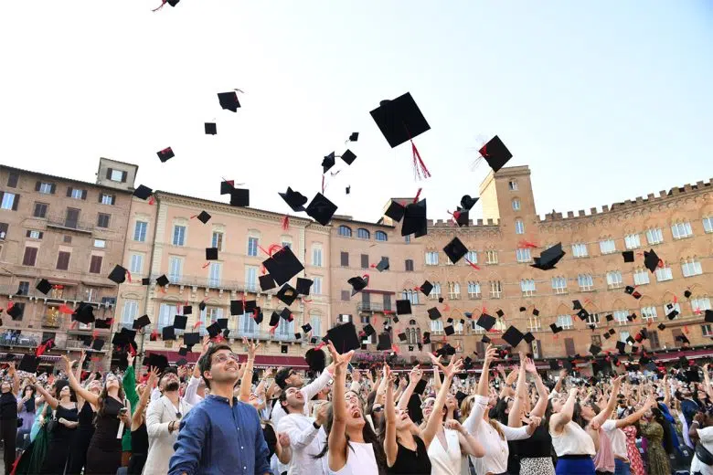 Torna nella Piazza del Campo di Siena il Graduation Day Unisi