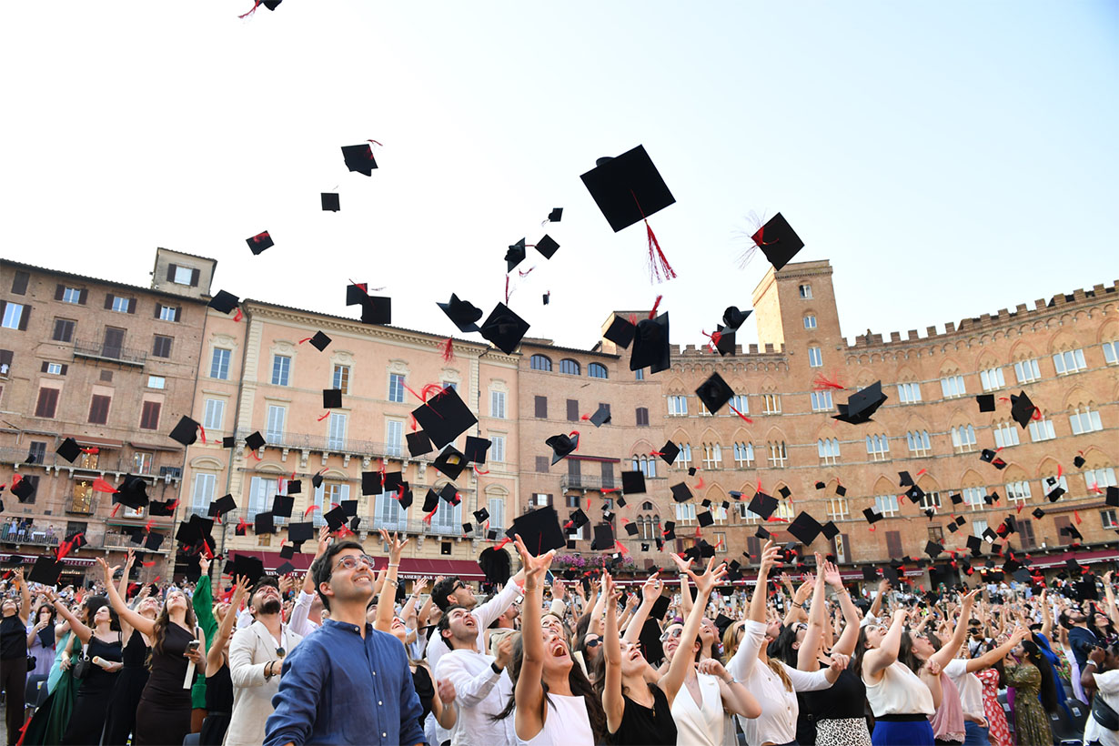 Torna nella Piazza del Campo di Siena il Graduation Day Unisi